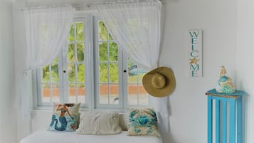 Quarto Premium, 1 cama king-size, pátio, vista para o mar | Roupa hipoalergénica, cofre no quarto, com decoração personalizada