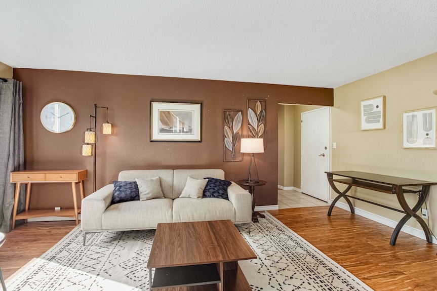 Downtown Condo With Wifi, Partial Ac, Balcony - Renton