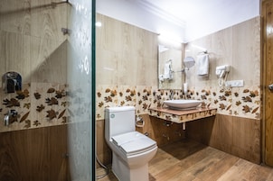 Quarto premium | Banheiro | Chuveiro, chuveiro com efeito de chuva, secador de cabelo