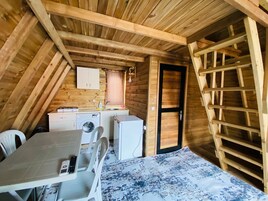 Bungalow | Cozinha privada | Minifrigorífico, uma placa de cozinha, utensílios de cozinha 