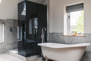 Quarto Duplo (Hampshire) | Casa de banho | Uma banheira de imersão total, um chuveiro fixo, um secador de cabelo 