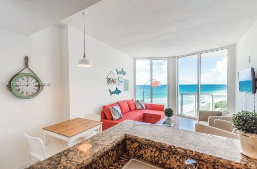 Amazing Beachfront Property. Oceanfront Views. - Miami Beach, FL