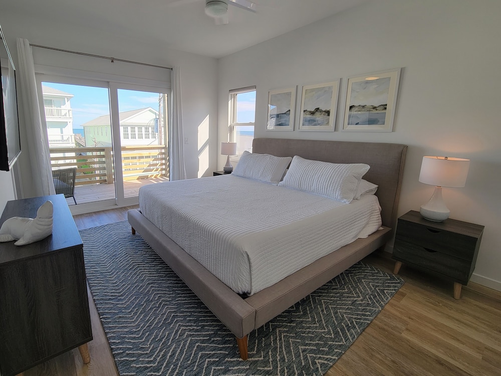 Sun, Sand, And Style: Modern 5br Home, Rooftop Deck, Steps To The Beach! - Carolina Beach, NC