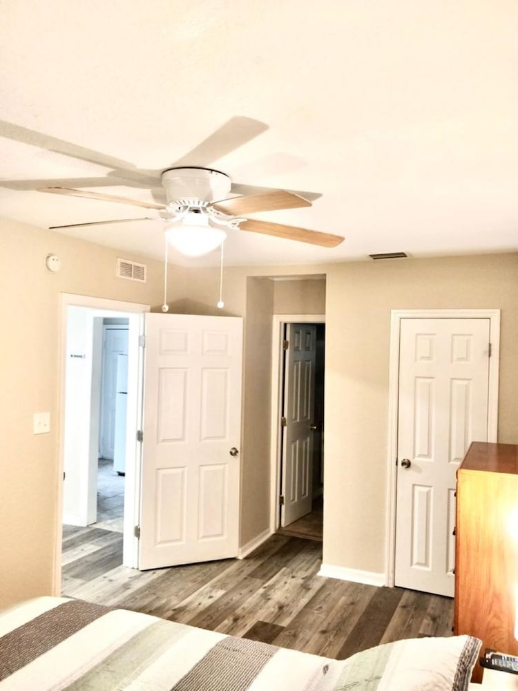 Adorable Guest House 5 Miles From The Beach! - St. Pete Beach, FL