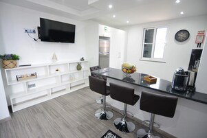 Apartamento | Cozinha privada | Geladeira grande, micro-ondas, fogão, cooktop