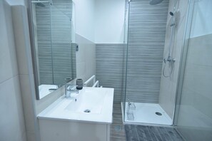 Apartamento | Banheiro | Chuveiro, secador de cabelo, toalhas de banho, sabonete