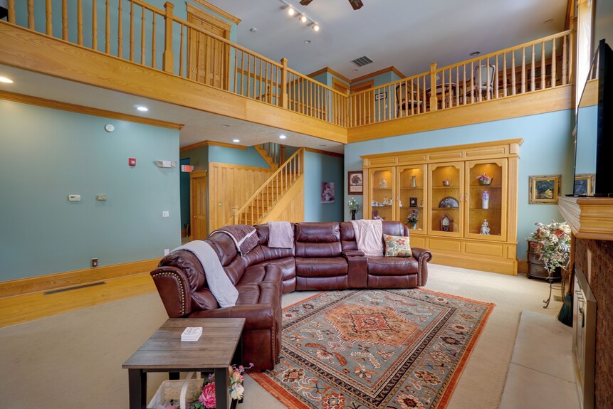 Hot Tub & Private Pond! Spacious Mcarthur Home - Lake Hope State Park, OH