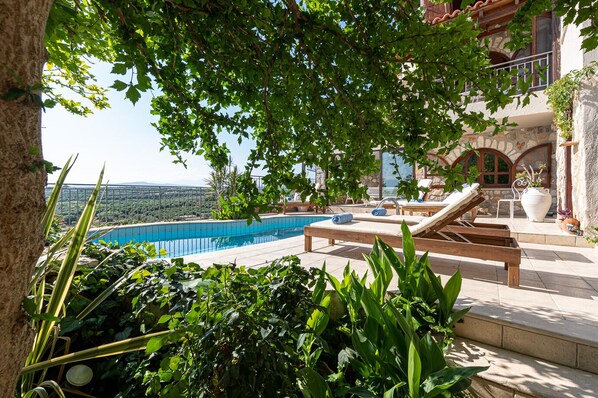 2 piscinas exteriores, guarda-sóis, espreguiçadeiras