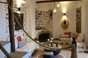 Casa Tradicional, 2 quartos, junto à montanha | Sala de estar | Televisor de ecrã plano de 32 polegadas com canais por cabo, televisor