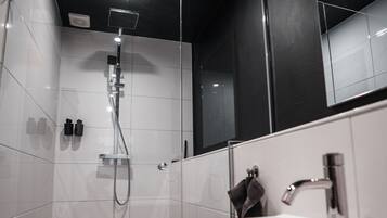 Suíte estúdio luxo | Banheiro | Chuveiro, produtos de toalete grátis, secador de cabelo