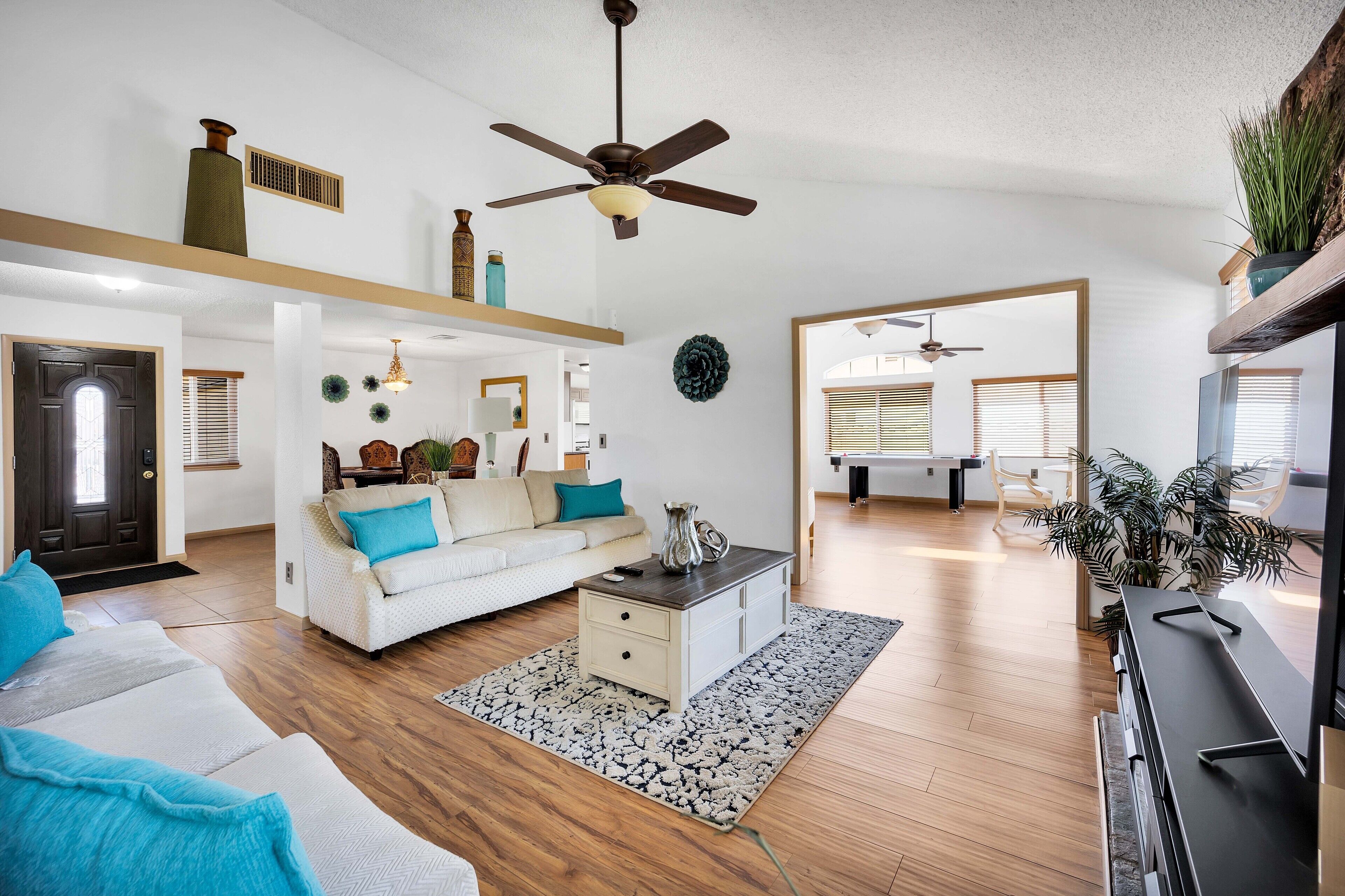 Beautiful And Spacious 3 Bed 2 Bath 13 Minutes From Strip 10 Mins From Airport - Henderson, NV