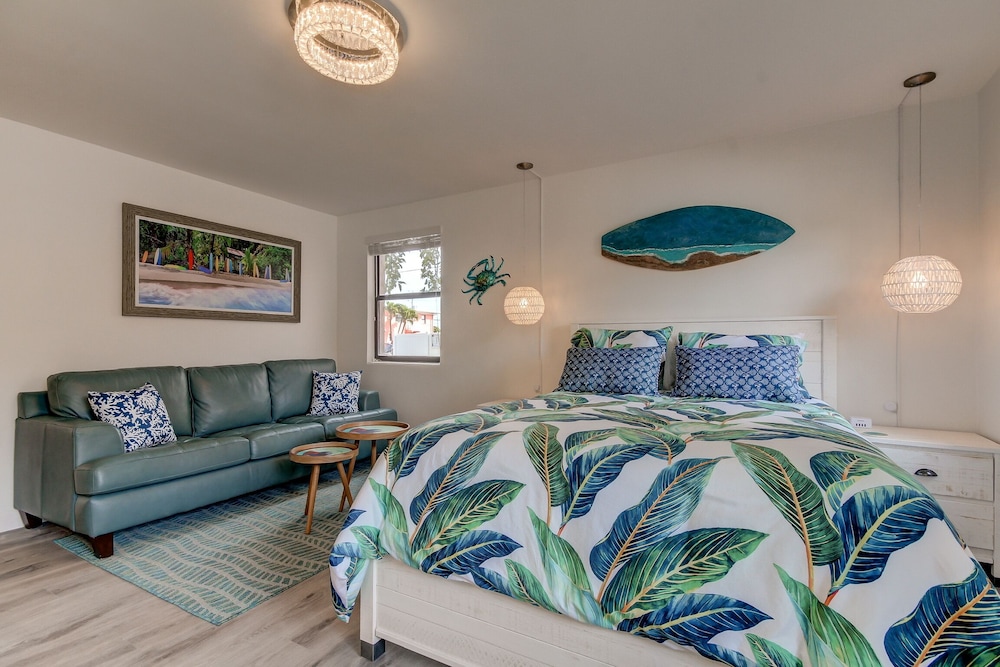 Poolside Updated Studio Across From The Beach!! - St. Pete Beach, FL