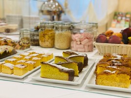 Café da manhã com buffet grátis todos os dias