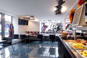 Café da manhã continental todos os dias (EUR 19.50 por pessoa) 