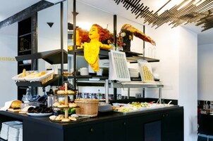 Café da manhã continental todos os dias (EUR 19.50 por pessoa) 