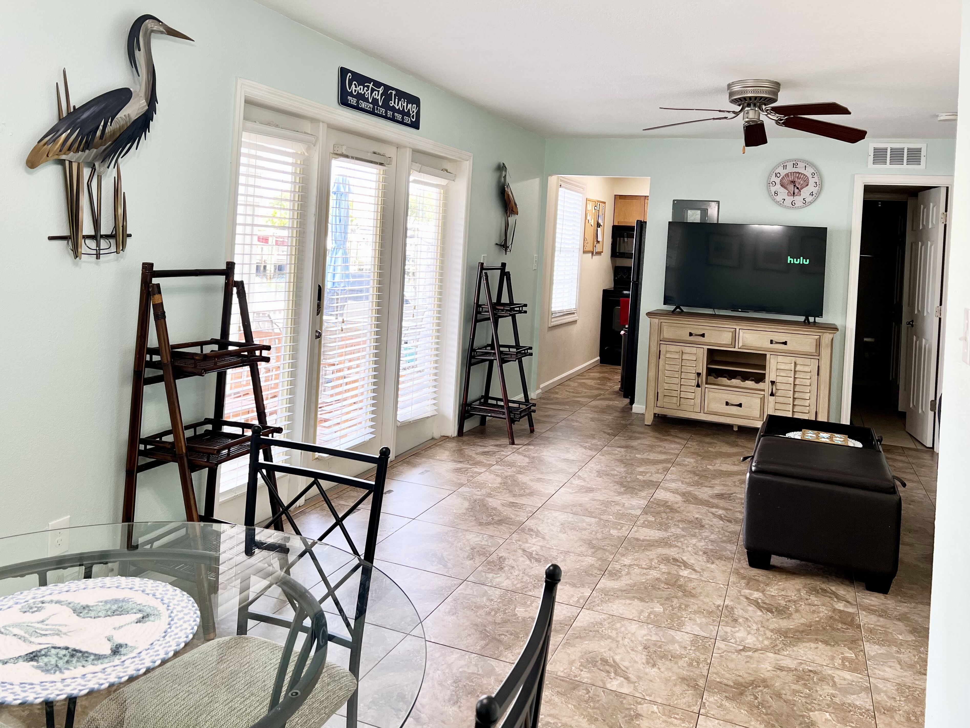 Large 1 Bedroom W/ Large Patio, Kayaks, Pickleball Courts, And On The Bay - St. Petersburg, FL