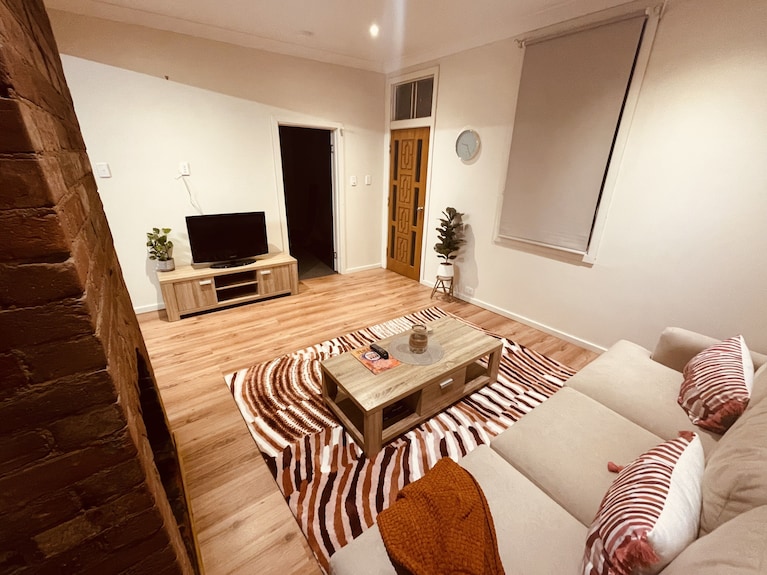 Lolas Cottage Is A 2 Bedroom Cottage Close To The Shops And Main Part Of Town. - Broken Hill