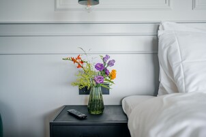 Quarto casal júnior | Roupas de cama antialérgicas, cofres nos quartos, escrivaninha