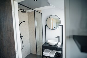 Quarto quádruplo família | Banheiro | Chuveiro, chuveiro com efeito de chuva, secador de cabelo 