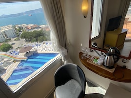 Quarto básico | Frigobar, cofres nos quartos, Wi-Fi de cortesia, roupa de cama