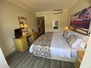 Quarto triplo básico | Frigobar, cofres nos quartos, Wi-Fi de cortesia, roupa de cama