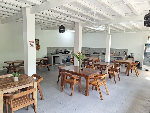 Um frigorífico no espaço comum, um micro-ondas no espaço comum