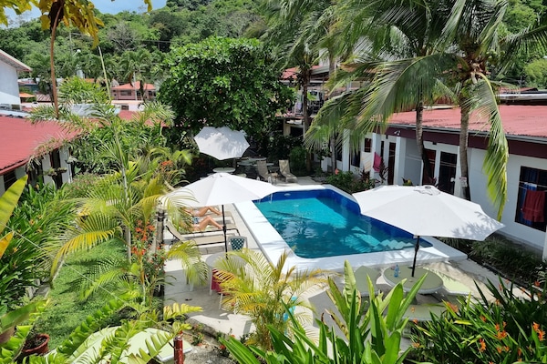 2 piscinas externas, funciona das 7h às 22h, guarda-sóis