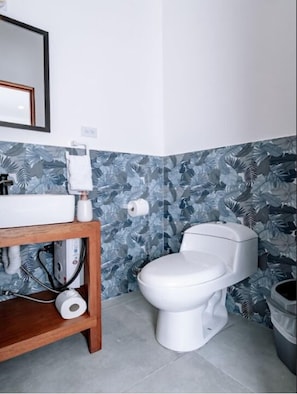 Casa standard, 2 quartos | Banheiro | Chuveiro, produtos de toalete grátis, papel higiênico