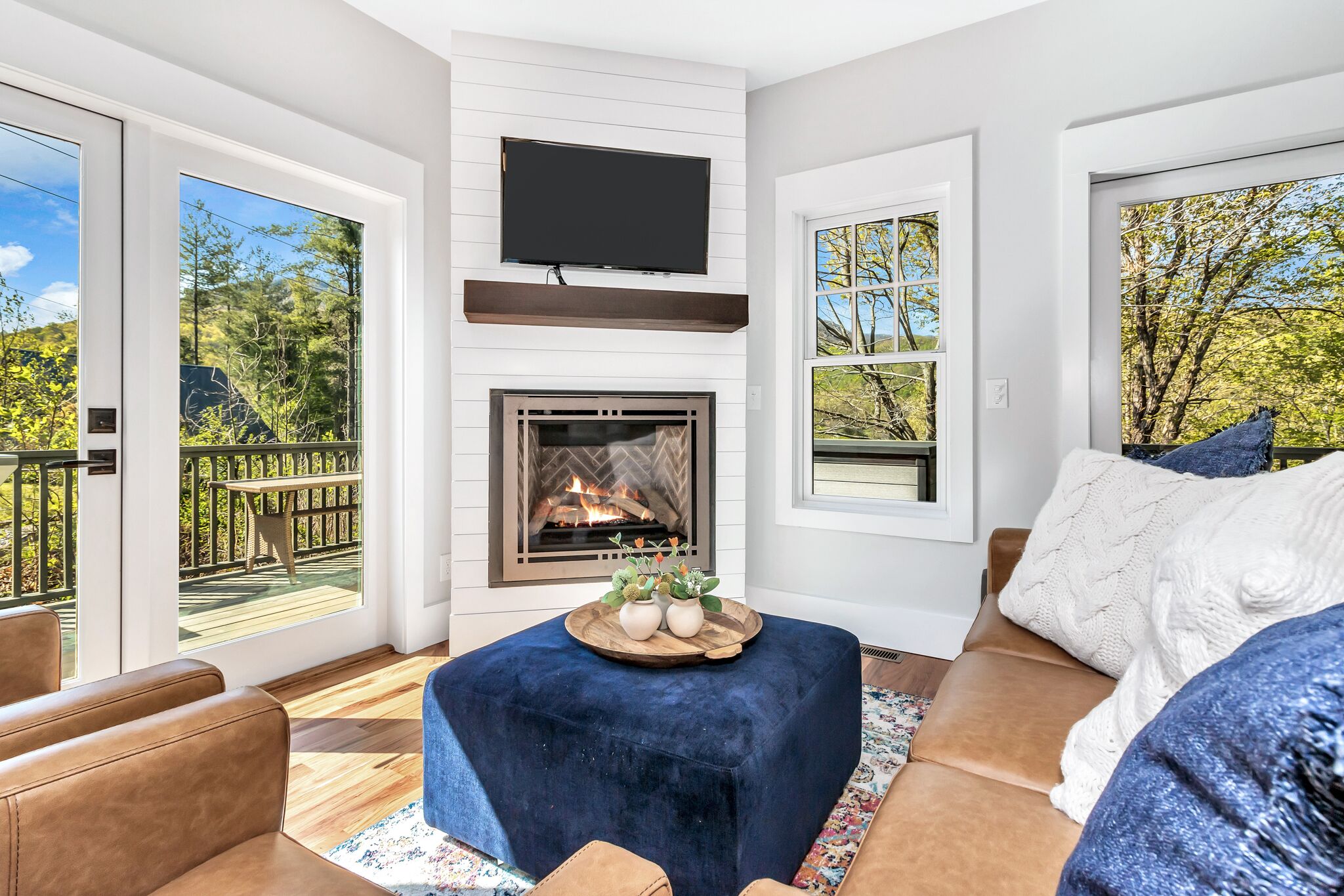 Sourwood Treehouse- Adorable Treehouse, Hot Tub, & Mountain Views - Black Mountain, NC