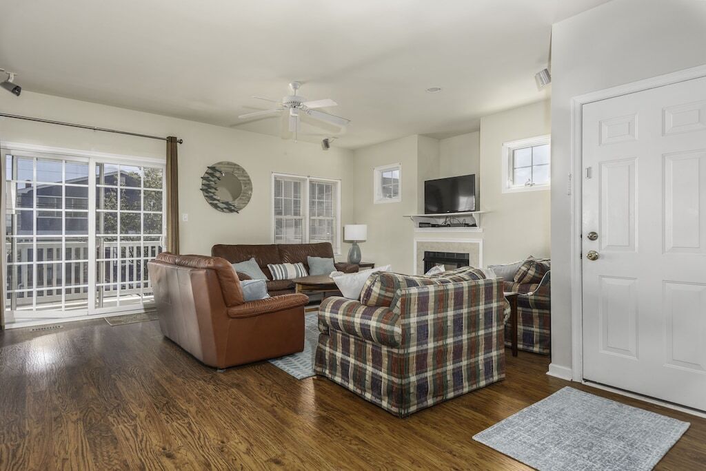 Beach Retreat Condo With Spacious Deck Only 1.5 Blocks (5 Min Walk) To Beach! - Wildwood, NJ