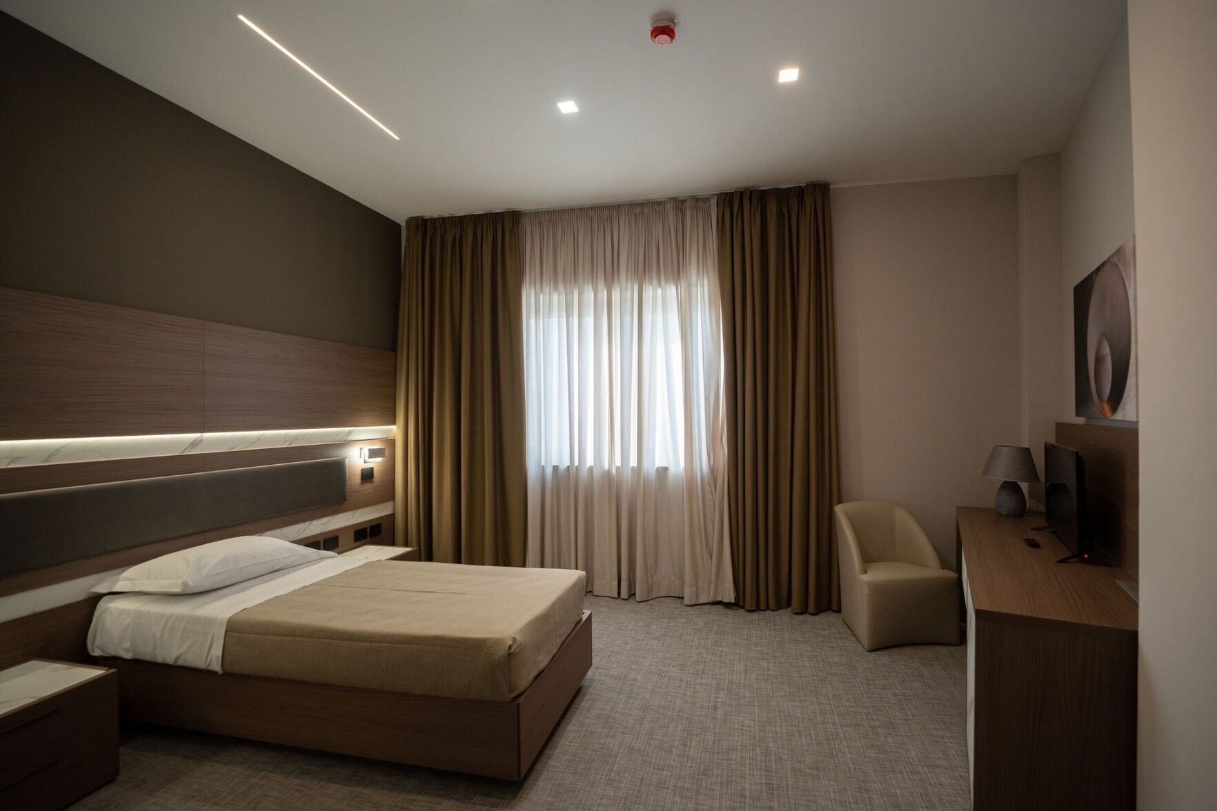 Roupas de cama premium, frigobar, cofres nos quartos