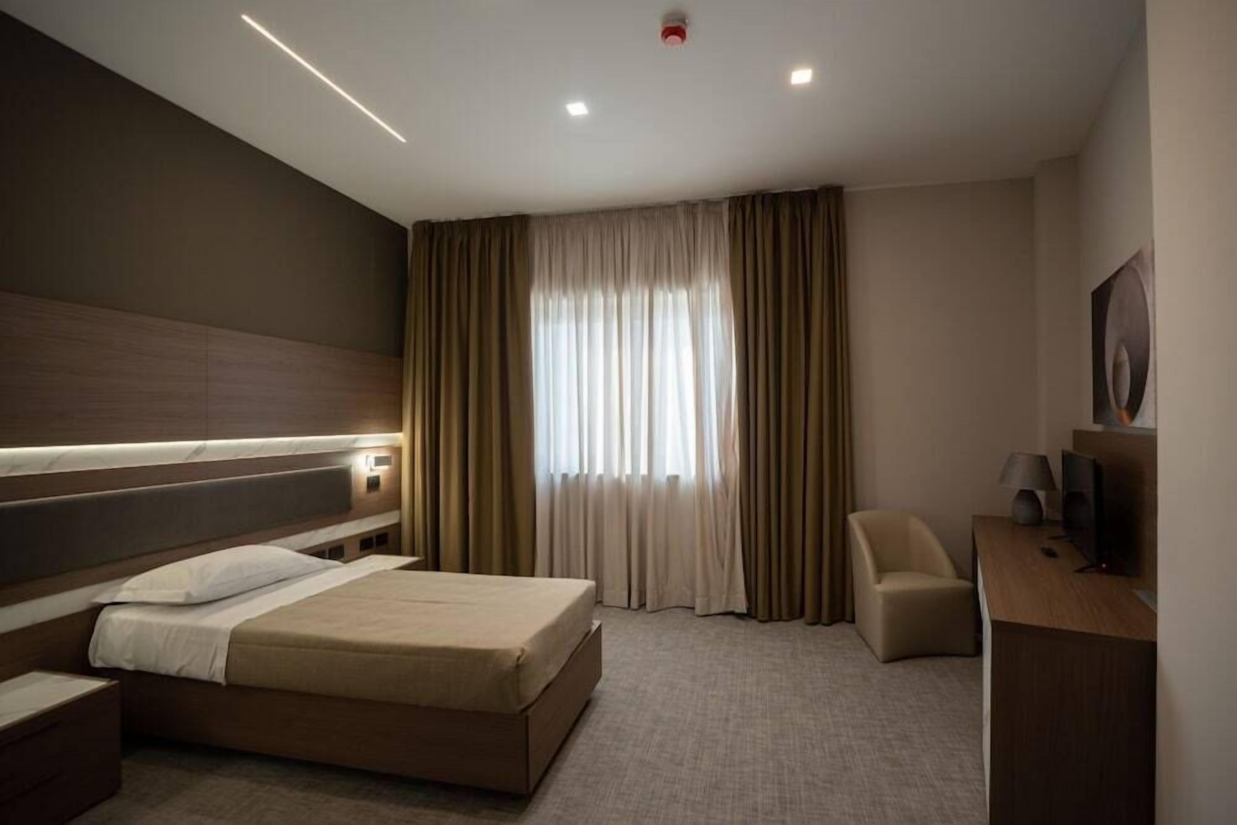 Roupas de cama premium, frigobar, cofres nos quartos