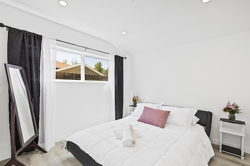 Cheerful Brand New 4 Bedroom & 2 Bathroom Home - 洛杉磯, CA