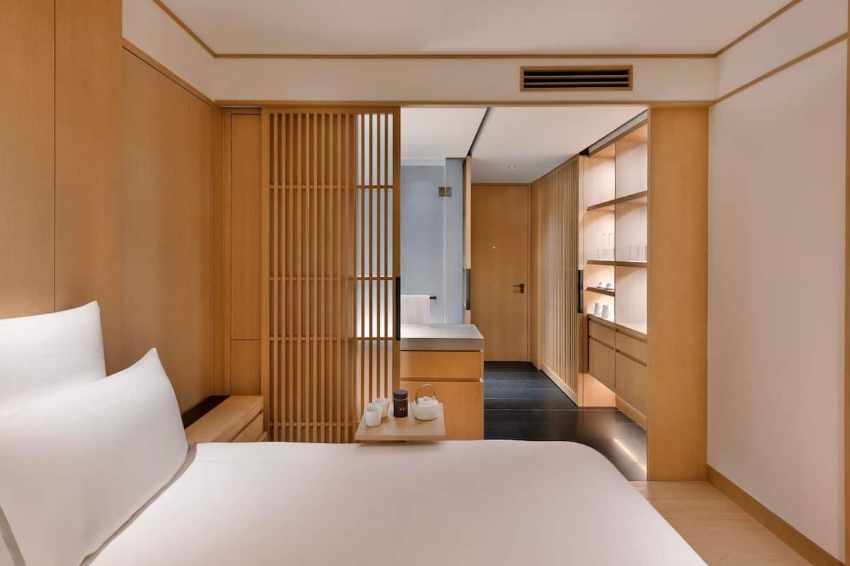 Quarto superior, 1 cama King, vista para a cidade | Frigobar, cofres nos quartos, Wi-Fi de cortesia, roupa de cama