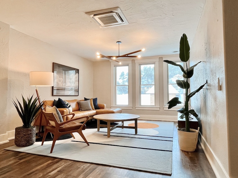 Historic & Modern! Walk To Restaurants, Moccasin Springs + Huge Suite W/ Kitchen - Hot Springs, SD