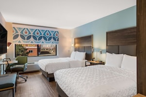 Quarto, 2 camas queen-size (Hearing) | Secretária, cortinas/cortinados opacos, ferro/tábua de engomar