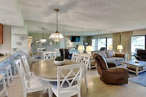 Apartamento em Condomínio Fechado, várias camas, varanda, vista para o jardim (Villa 604 - No Pets) | Restaurantes