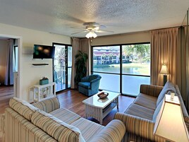 Apartamento em Condomínio Fechado, várias camas, varanda, vista para o jardim (Villa 814 - No Pets) | Sala de estar | Televisor de 40 polegadas com canais por cabo 