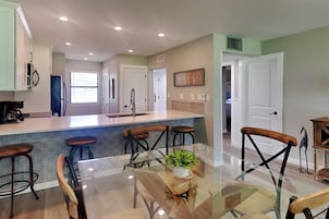 Apartamento em Condomínio Fechado, várias camas, varanda, vista para o jardim (Villa 505 - No Pets) | Cozinha privada | Uma cafeteira/bule, um frigorífico, um micro-ondas, um forno 