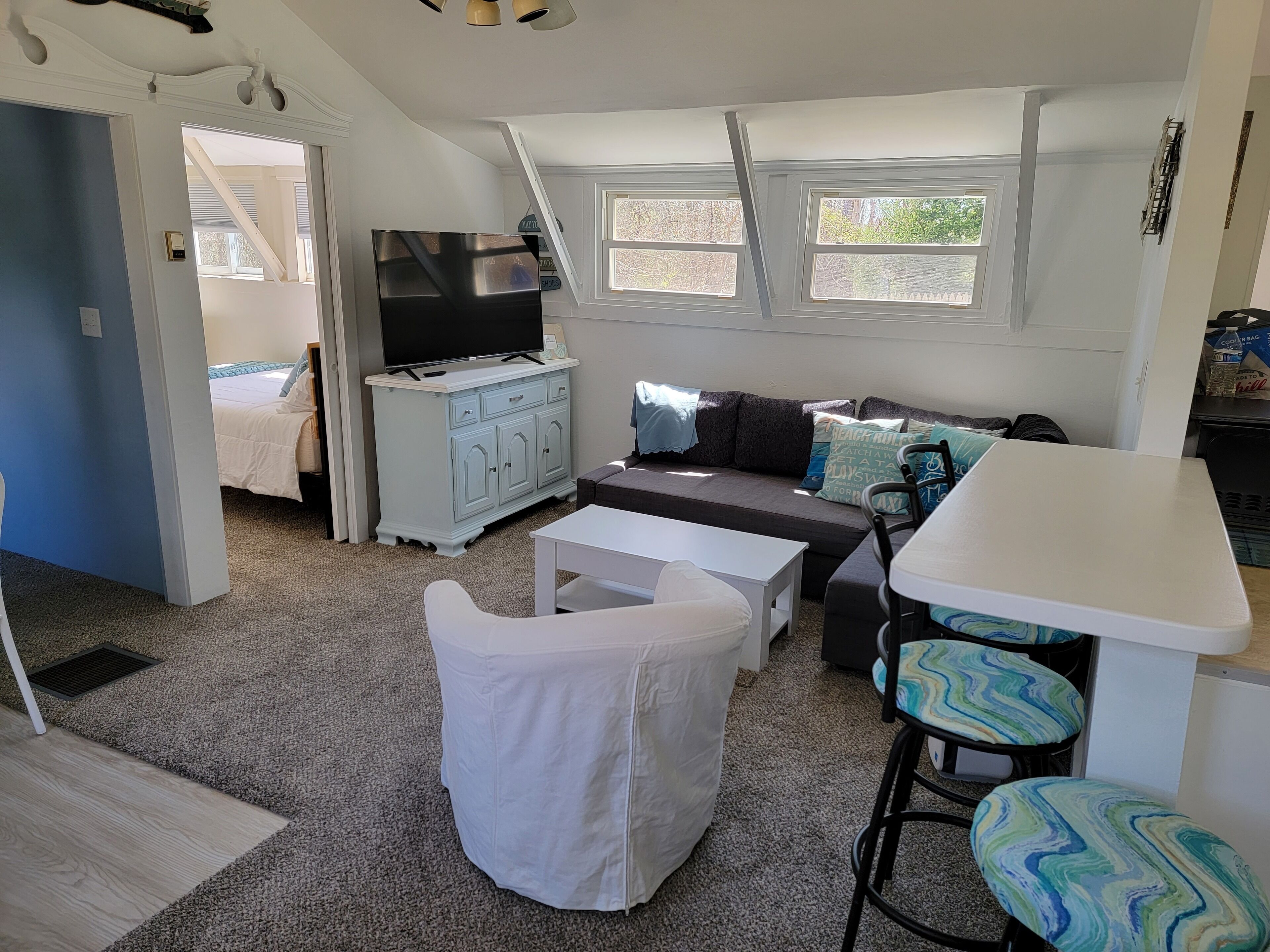 Cozy Cottage- Bright, 2 Bedroom- Great Location - Sandwich, MA