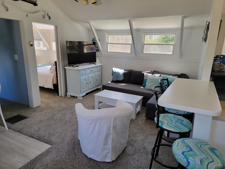 Cozy Cottage- Bright, 2 Bedroom- Great Location - Mashpee, MA