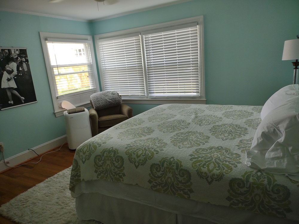 Retro Beach Cottage W/ Modern Touch - In The Heart Of Carolina Beach - Southport, NC