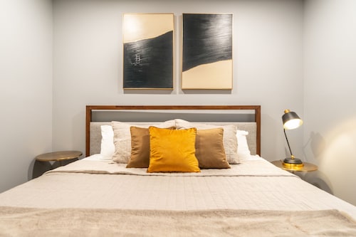 New! Elegant Home With A Beautiful Yard, Full Gym With Peloton, & Hot Tub - Children’s Museum of Phoenix