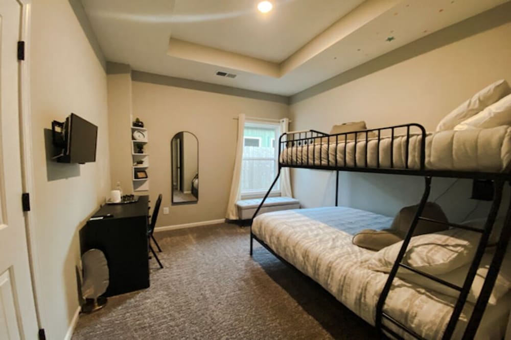 Modern, Family-friendly Space, Quick Kc Downtown, Driveway, Quiet Road & Nature! - Riverside, MO
