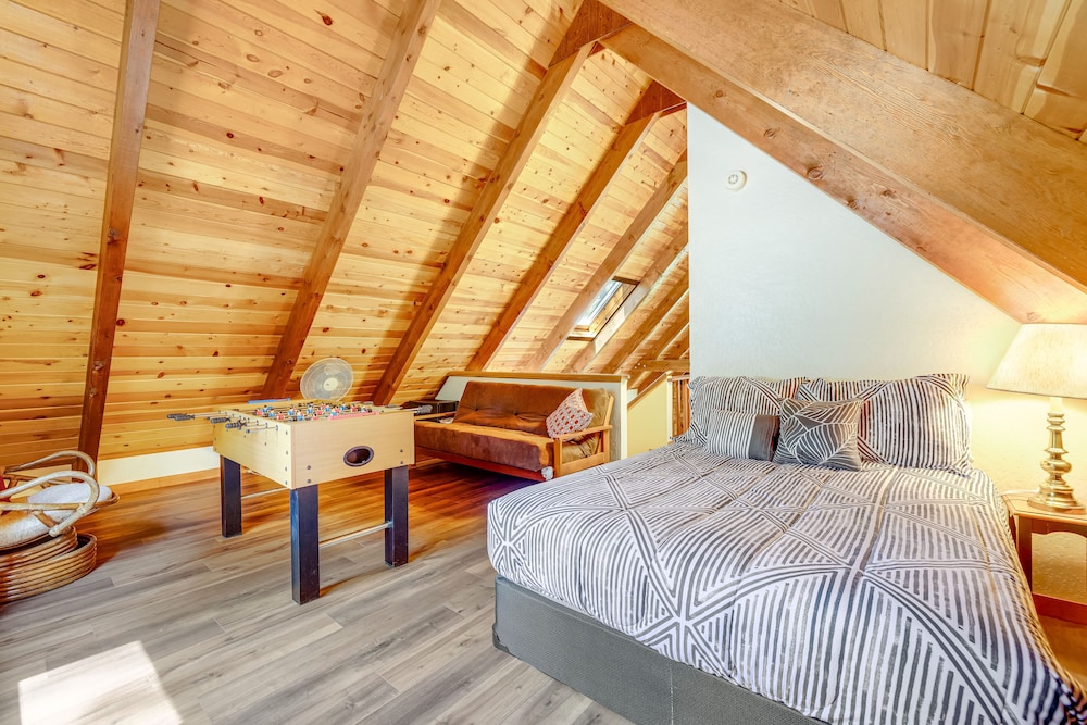 Beautiful Blue Lake Springs Cabin With Pool Table, Fireplace, And Private W/d - Arnold, CA