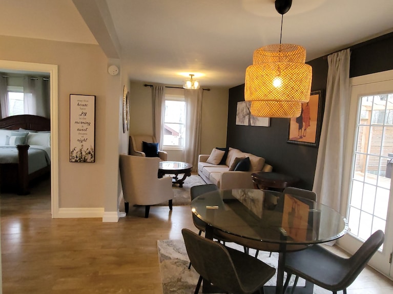 Cheerful & Cozy 3 Bedroom Cottage W/hot Tub - Midland