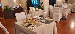 Pequeno-almoço tipo buffet diário (8 EUR por pessoa)