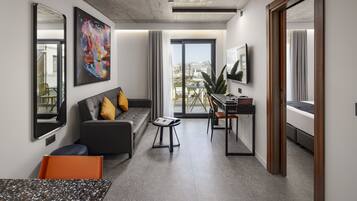 Uma sala de estar moderna com um sofá, uma mesa de centro e uma área de jantar com uma mesa e cadeiras.