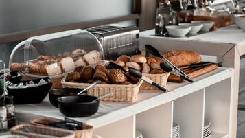 Café da manhã com buffet todos os dias mediante uma taxa