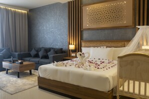 Quarto Deluxe | Minibar, cofre no quarto, cortinas/cortinados opacos 